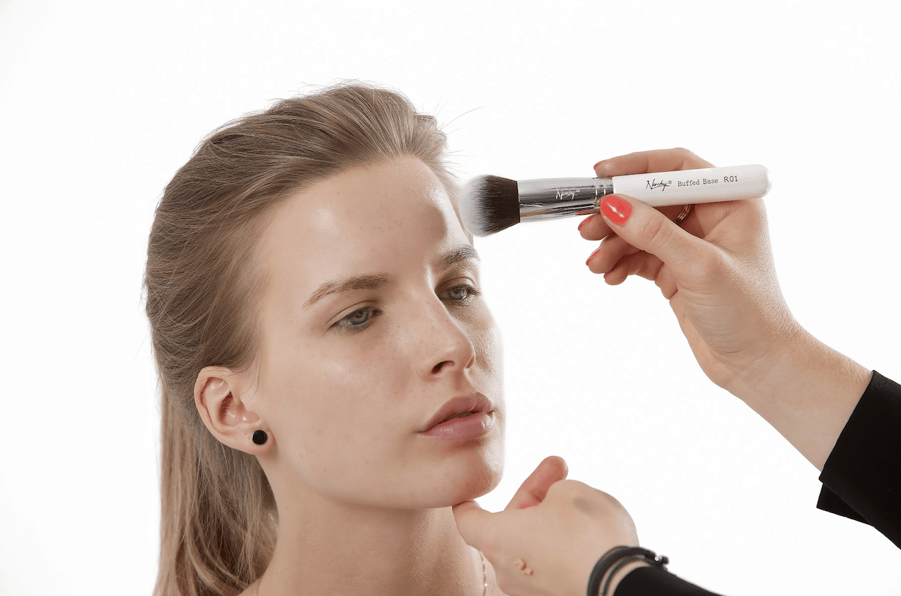 Simple ways to manage oily skin - The Velvet Runway Simple ways to manage oily skin - The Velvet Runway