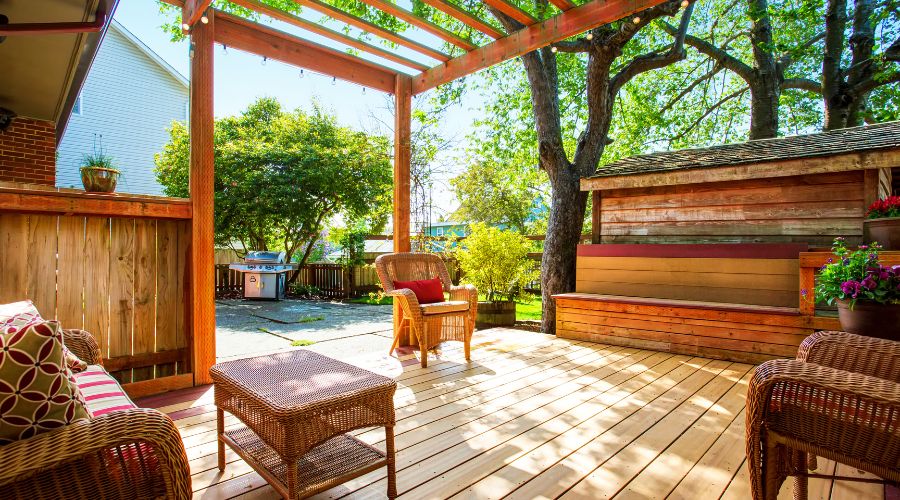 Maximizing Space: Small Yard Solutions by Deck Experts - The Velvet Runway