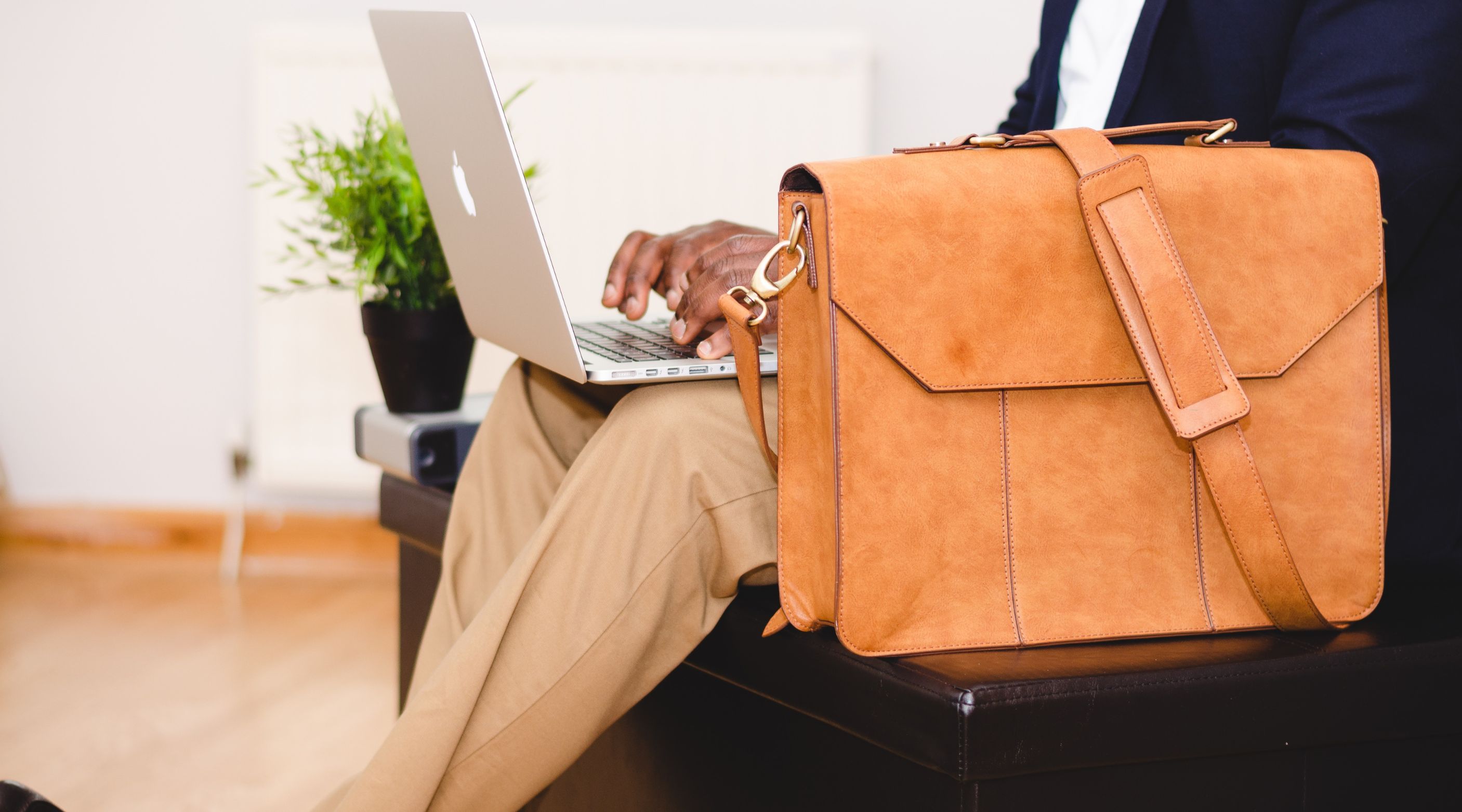 How to Choose a Laptop Bag for Travel and Business Trips - The Velvet ...